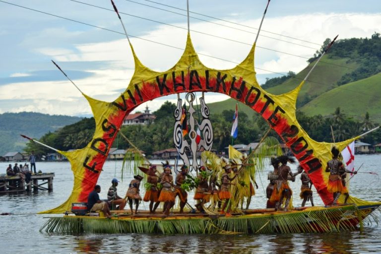Danau Sentani - Destinasi Wisata Terindah di Jayapura yang Wajib Dikunjungi
