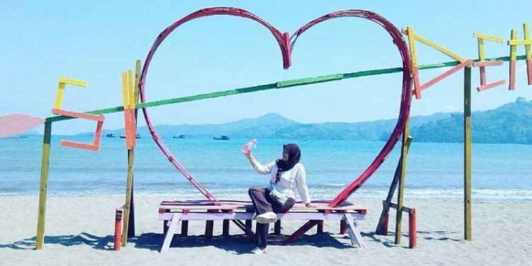 10 Foto Pantai Sidem, Harga Tiket Masuk, Daya Tarik, Spot Instagramable!