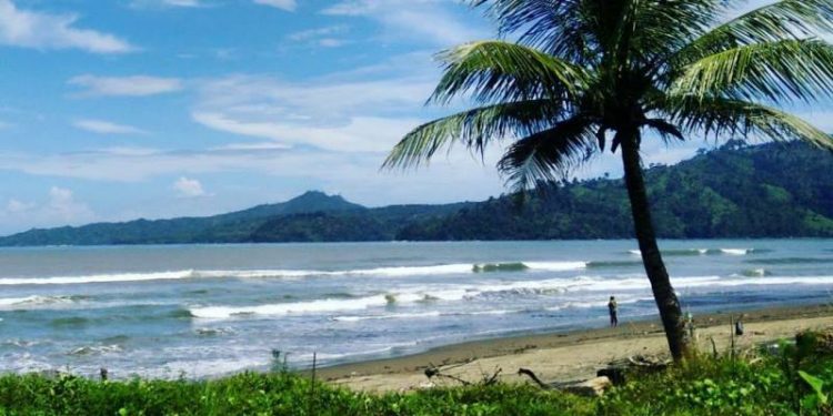 10 Foto Pantai Sidem, Harga Tiket Masuk, Daya Tarik, Spot Instagramable!