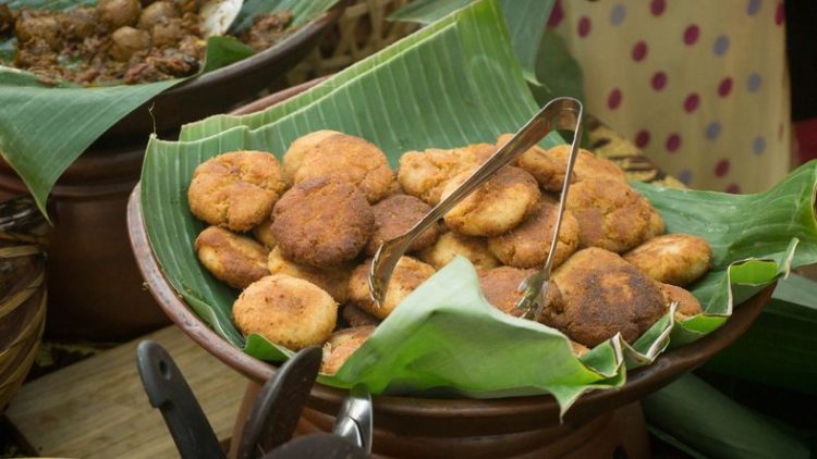 Perkedel bakar khas Depok sekilas dilihat mirip dengan pastel tutup di ...