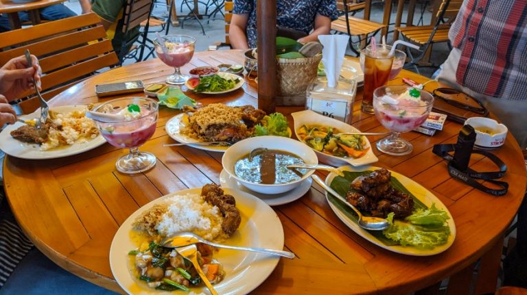 15 Restoran Seafood di Malang Legendaris & Enak, Tempat Makan